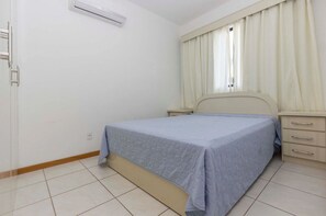 Apartamento (Cayman 123) | Cortinas blackout, ferros/tábuas de passar roupa, Wi-Fi de cortesia