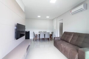 Apartamento (Costa Dourada 204) | Opções para refeição no quarto