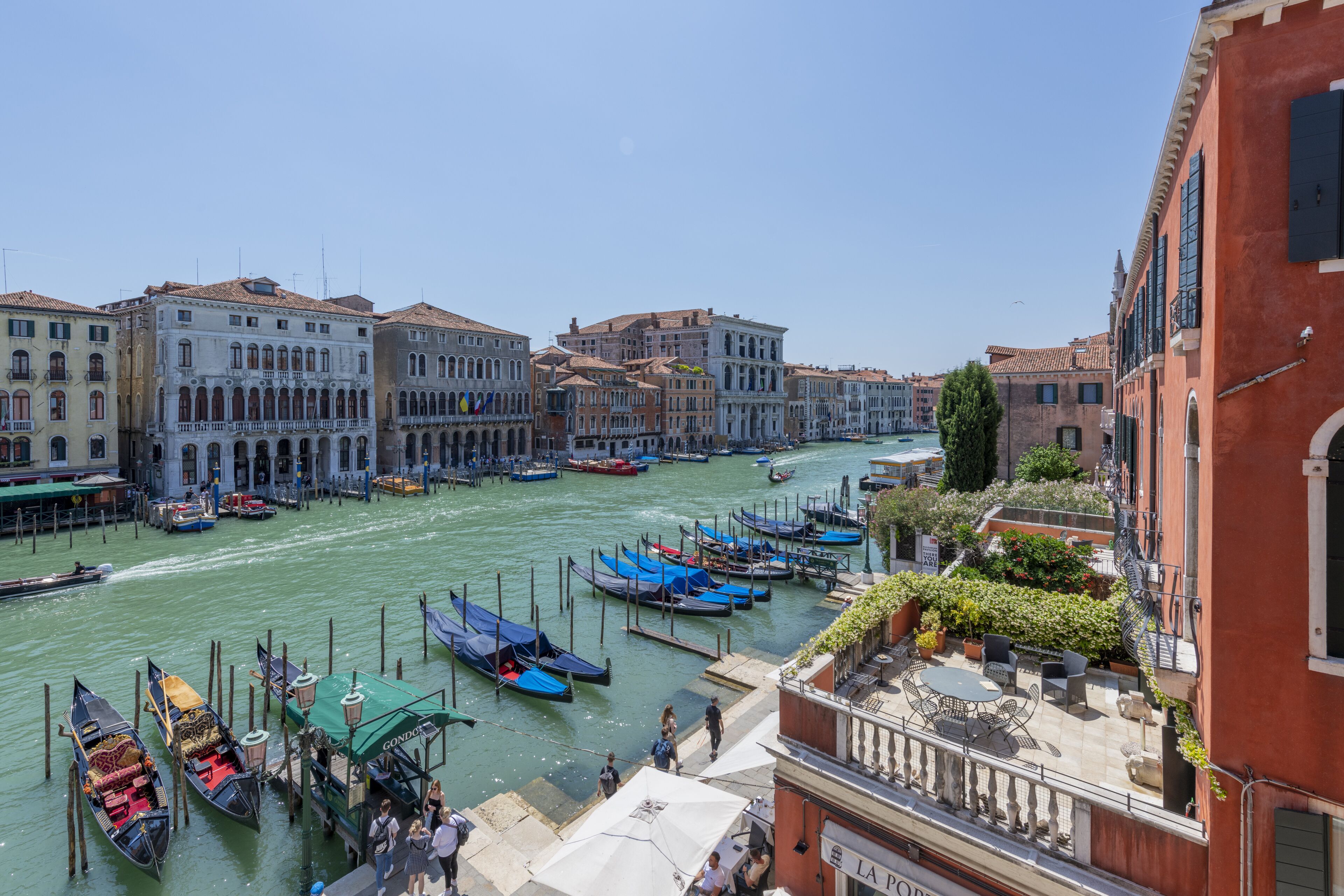 Quarto Superior (Partial Canal View) | Vista do quarto