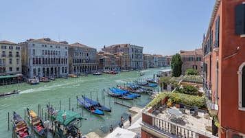 Quarto Superior (Partial Canal View) | Vista do quarto