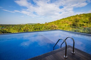 Piscina externa, espreguiçadeiras