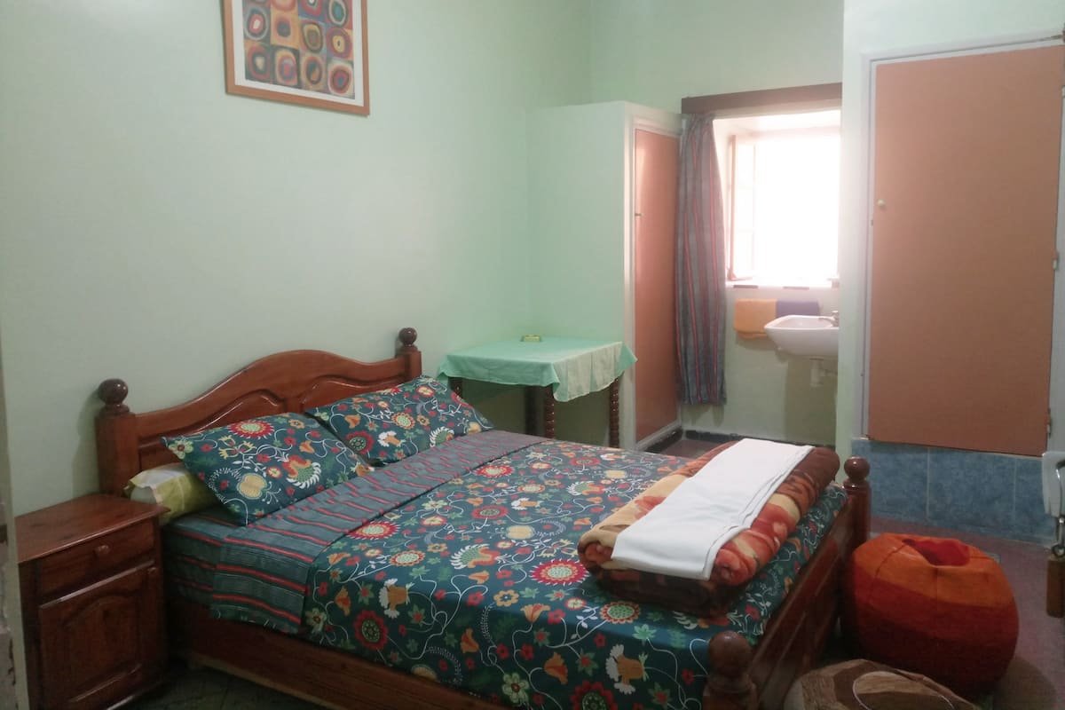 Quarto Duplo Comfort, não fumadores | Secretária, Wi-fi grátis, com decoração personalizada