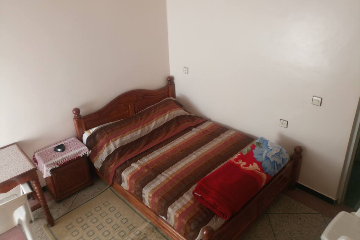 Quarto Clássico | Secretária, Wi-fi grátis, com decoração personalizada