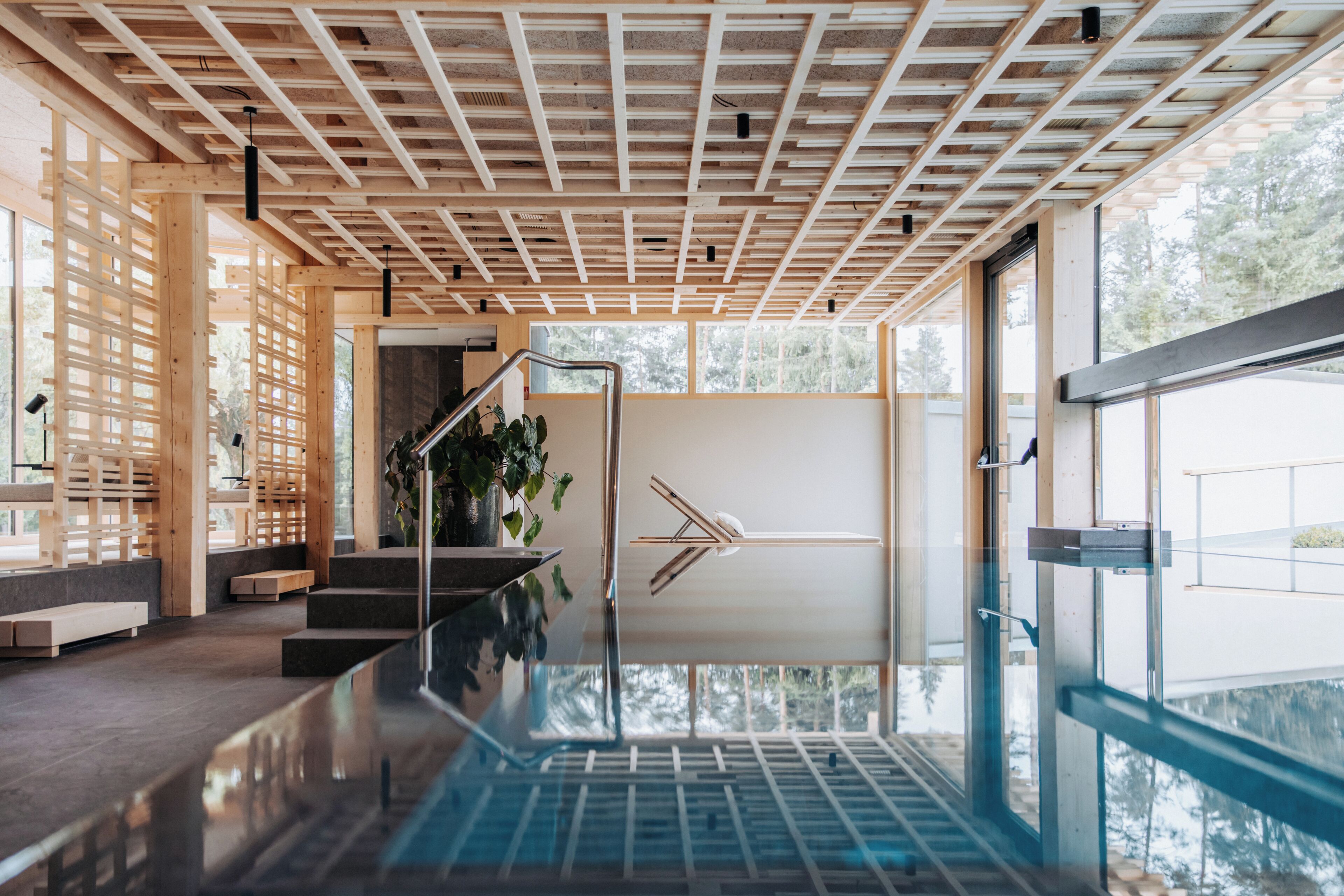 Piscina externa, funciona das 19h às 20h, guarda-sóis, espreguiçadeiras