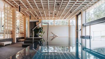 Piscina externa, funciona das 19h às 20h, guarda-sóis, espreguiçadeiras