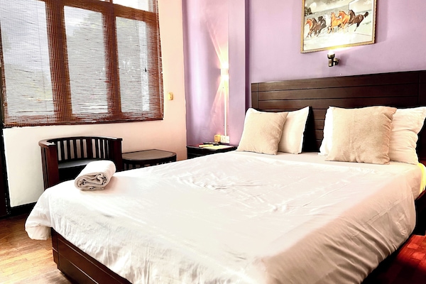 Quarto casal luxo | Individualmente decorados, escrivaninha, cortinas blackout