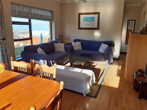 Casa de campo família, 2 quartos, vista parcial para o oceano | Área de estar | TV 37 polegadas com canais digitais