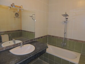 Apartamento Deluxe, 3 quartos, varanda, vista para o rio | Casa de banho | Uma banheira, uma banheira de imersão total, toalhas fornecidas, sabão