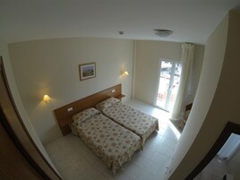 Quarto Twin | Secretária, cortinas/cortinados opacos