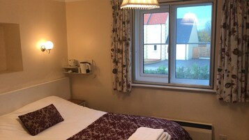 Secretária, ferro/tábua de engomar, roupa de cama fornecida 