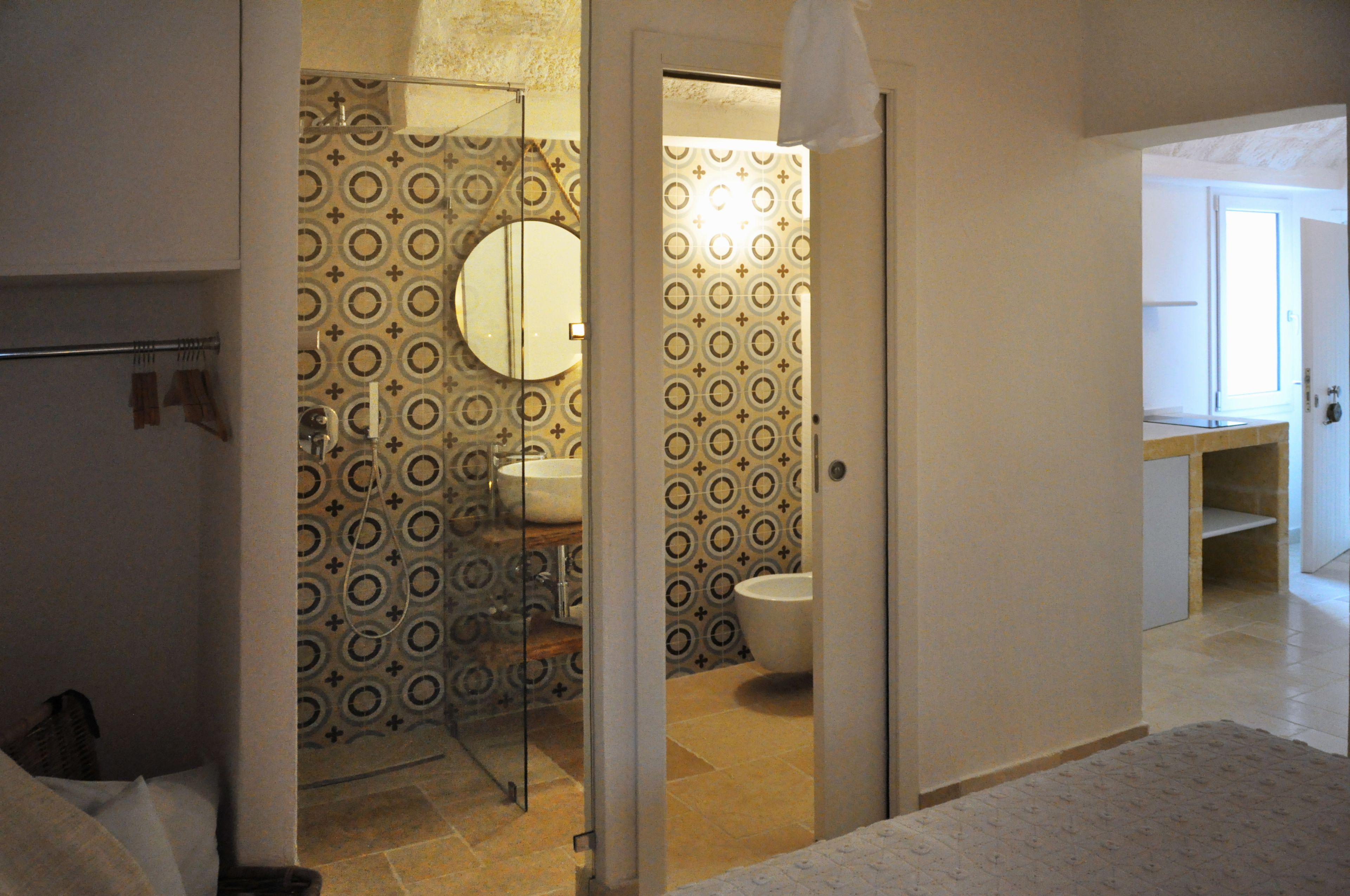 Suite de Luxo, vista para o pátio (Poseidonia) | Casa de banho | Produtos de higiene exclusivos, um secador de cabelo 