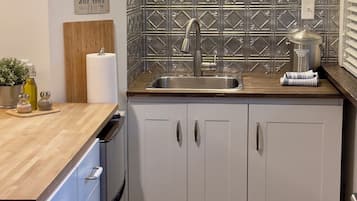 Suíte, 1 cama Queen, banheira de hidromassagem, vista para o pátio | Cozinha privada | Geladeira, micro-ondas, cafeteira/chaleira, chaleira elétrica