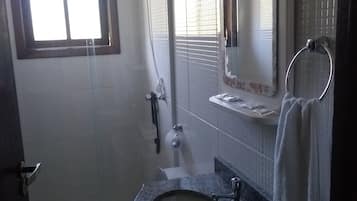 Chuveiro, toalhas de banho