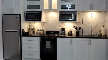 Apartamento Premium, 1 cama king-size, não fumadores, vista para o jardim | Cozinha privada | Um frigorífico/congelador grande, um micro-ondas, uma torradeira