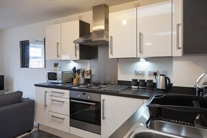 Apartamento, 2 quartos | Cozinha privada | Geladeira, micro-ondas, torradeira, cadeirão de bebê