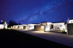 Fachada da propriedade à noite