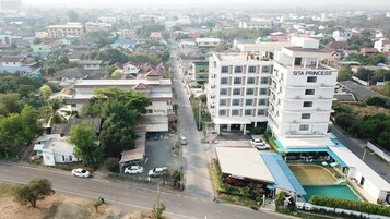 Um hotel com vários andares e uma placa com a inscrição 'SITA PRINCESS'.