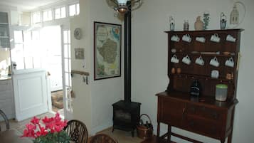 Casa de campo família, várias camas, para não fumantes, vista para o mar | Área de estar | TV de tela plana 36 polegadas com canais a cabo, TV, DVD player