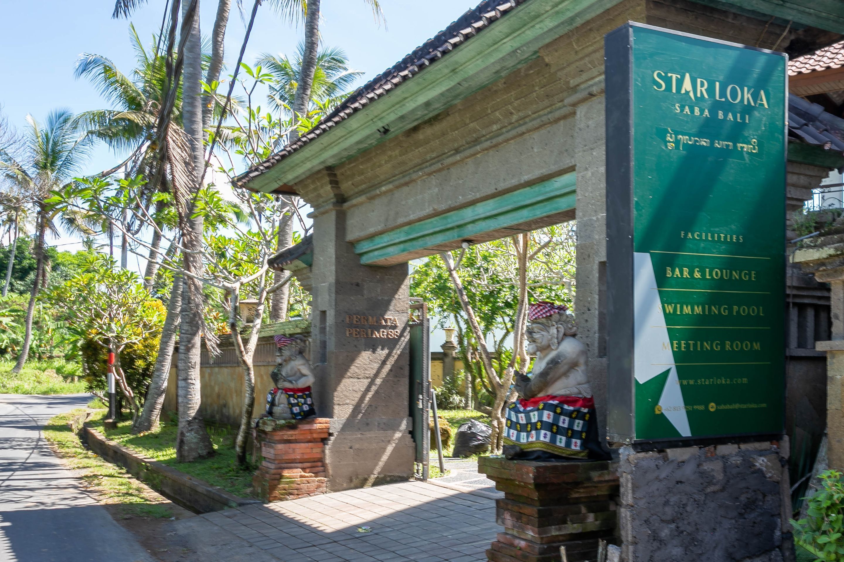 Placa para Star Loka Saba Bali, indicando instalações como bar e lounge, piscina e sala de reuniões.