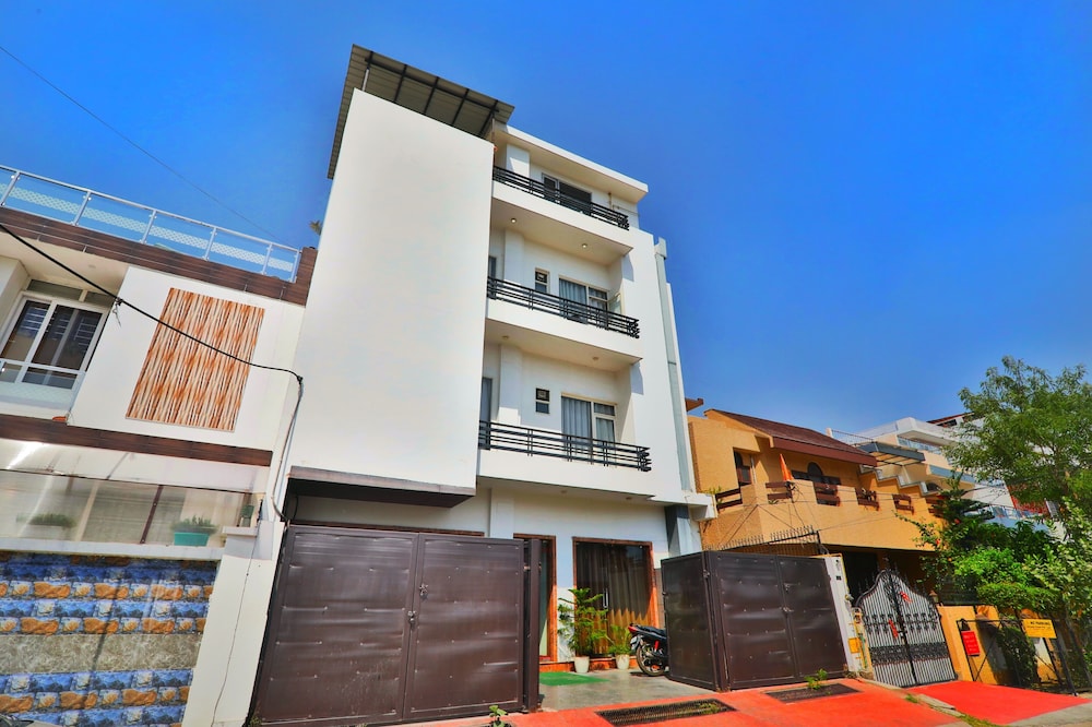 Hotel Aarya - Lucknow