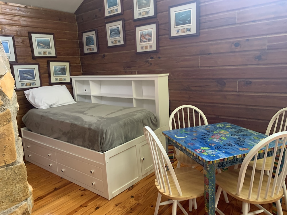 Southern Charmed Cozy Log Cabin - Charleston, SC