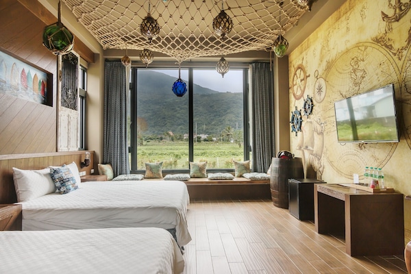 Quarto quádruplo, vista para a montanha | Individualmente decorados, individualmente mobiliados, escrivaninha
