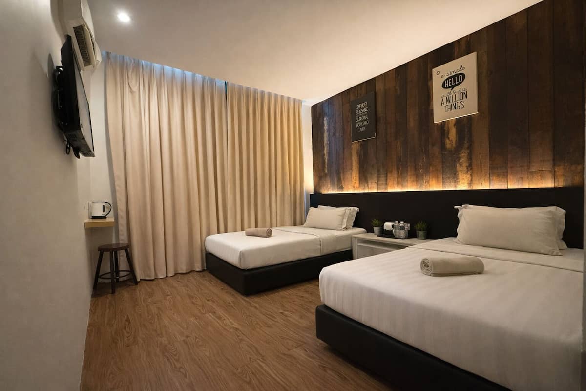 Quarto Twin Deluxe, 2 camas individuais, não fumadores, Vista para a cidade | Wi-fi grátis, roupa de cama fornecida