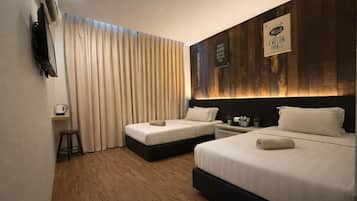 Quarto Twin Deluxe, 2 camas individuais, não fumadores, Vista para a cidade | Wi-fi grátis, roupa de cama fornecida