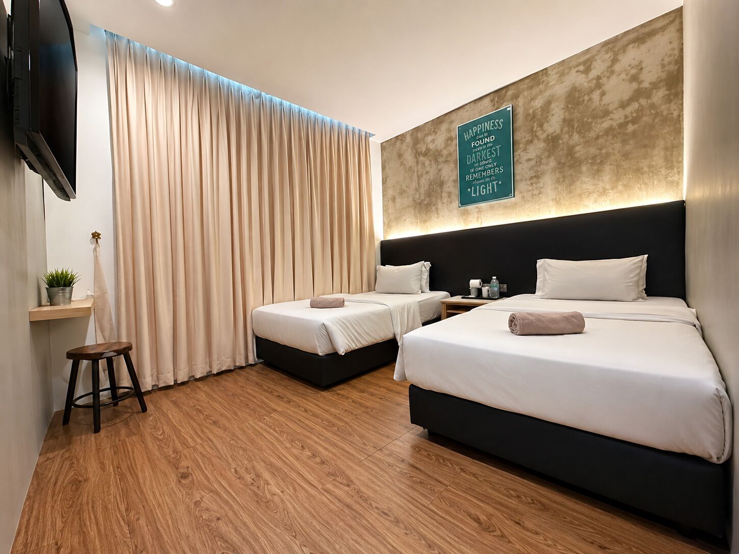 Quarto Twin Deluxe, 2 camas individuais, não fumadores, Vista para a cidade | Wi-fi grátis, roupa de cama fornecida 