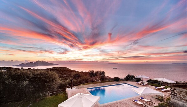 Piscina exterior sazonal, espreguiçadeiras 