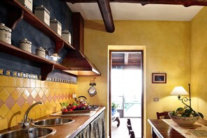 Villa, vários quartos | Cozinha privada | Um frigorífico/congelador grande, um micro-ondas, um forno 