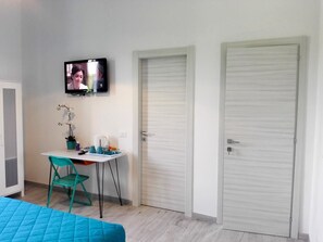 Quarto Triplo, Vista para a cidade | Minibar, secretária, cortinas/cortinados opacos, quartos insonorizados 