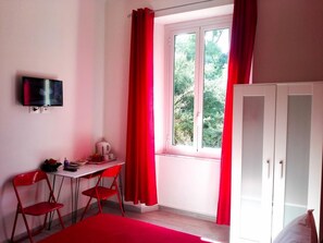 Quarto Triplo, vista para o jardim | Minibar, secretária, cortinas/cortinados opacos, quartos insonorizados 