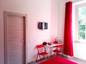 Quarto Triplo, vista para o jardim | Minibar, secretária, cortinas/cortinados opacos, quartos insonorizados 
