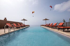 Piscina exterior, guarda-sóis, espreguiçadeiras 