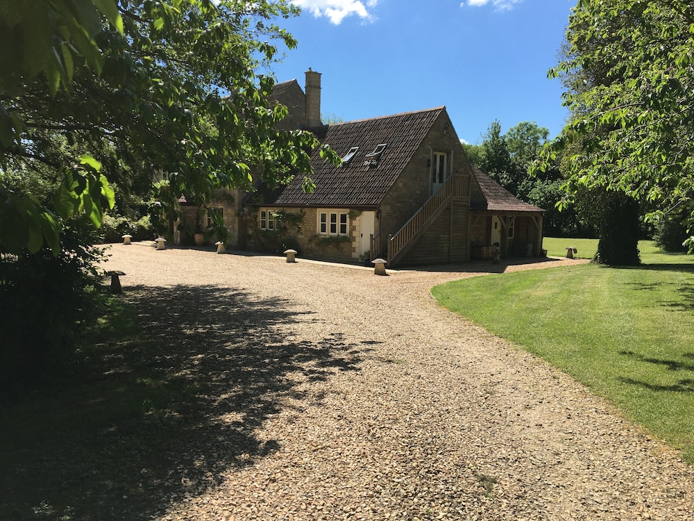 Great Ashley Farm B&b And Shepherds Huts - Bradford-on-Avon