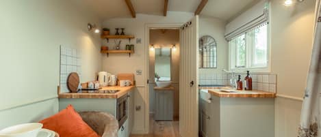 Cabana de Madeira Exclusiva | Cozinha privada | Um frigorífico, uma cafeteira/bule, uma chaleira elétrica