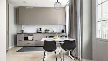 Apartamento, 1 quarto | Cozinha privada | Um frigorífico/congelador grande, um micro-ondas, um forno