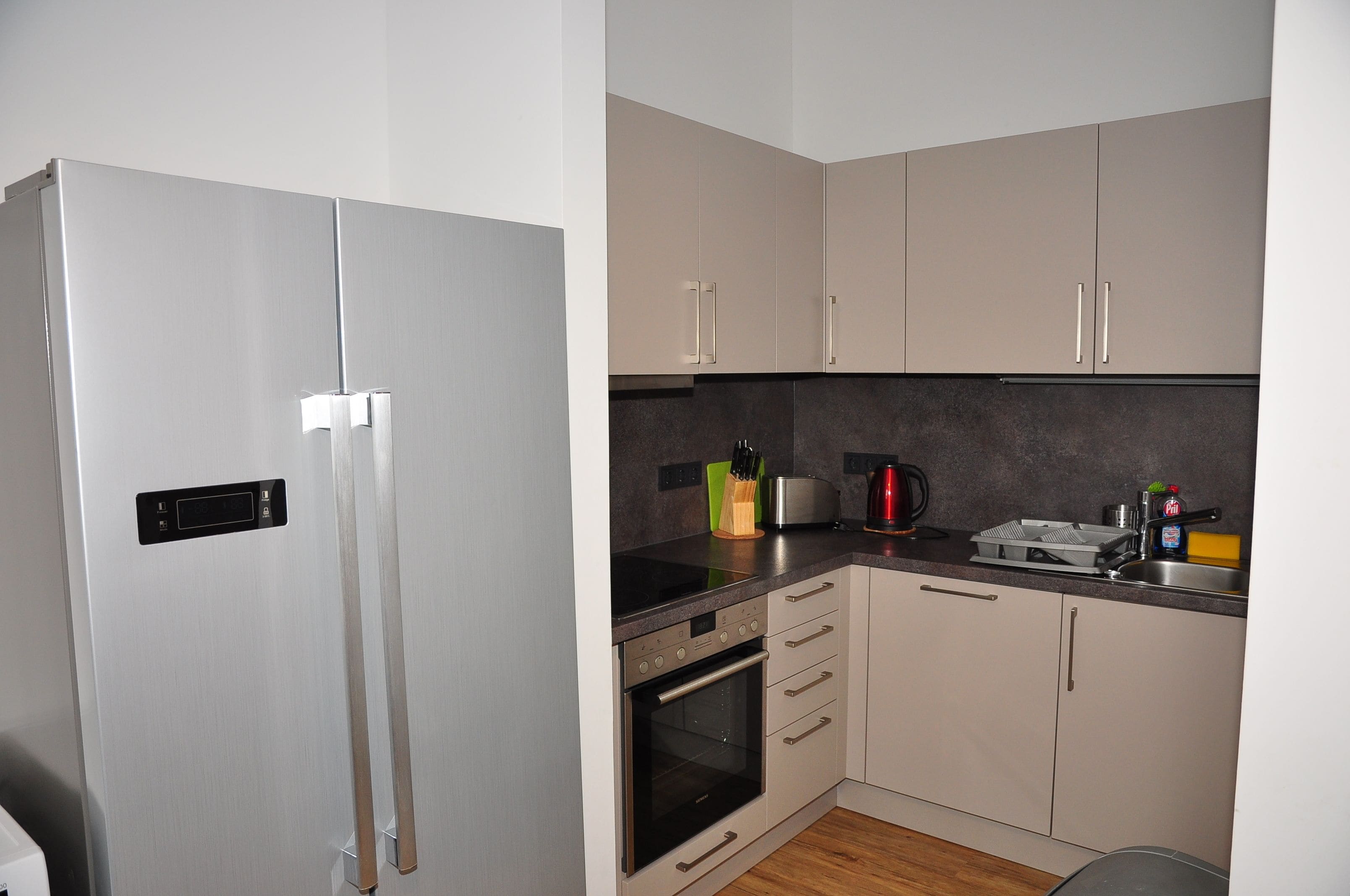 Apartamento (5) | Cozinha privada | Um frigorífico/congelador grande, um forno, uma placa de cozinha 