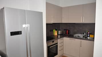 Apartamento (5) | Cozinha privada | Um frigorífico/congelador grande, um forno, uma placa de cozinha