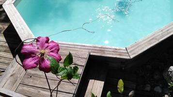Piscina externa sazonal, funciona das 17h30 às 20h, espreguiçadeiras