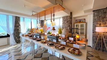 Café da manhã com buffet grátis todos os dias