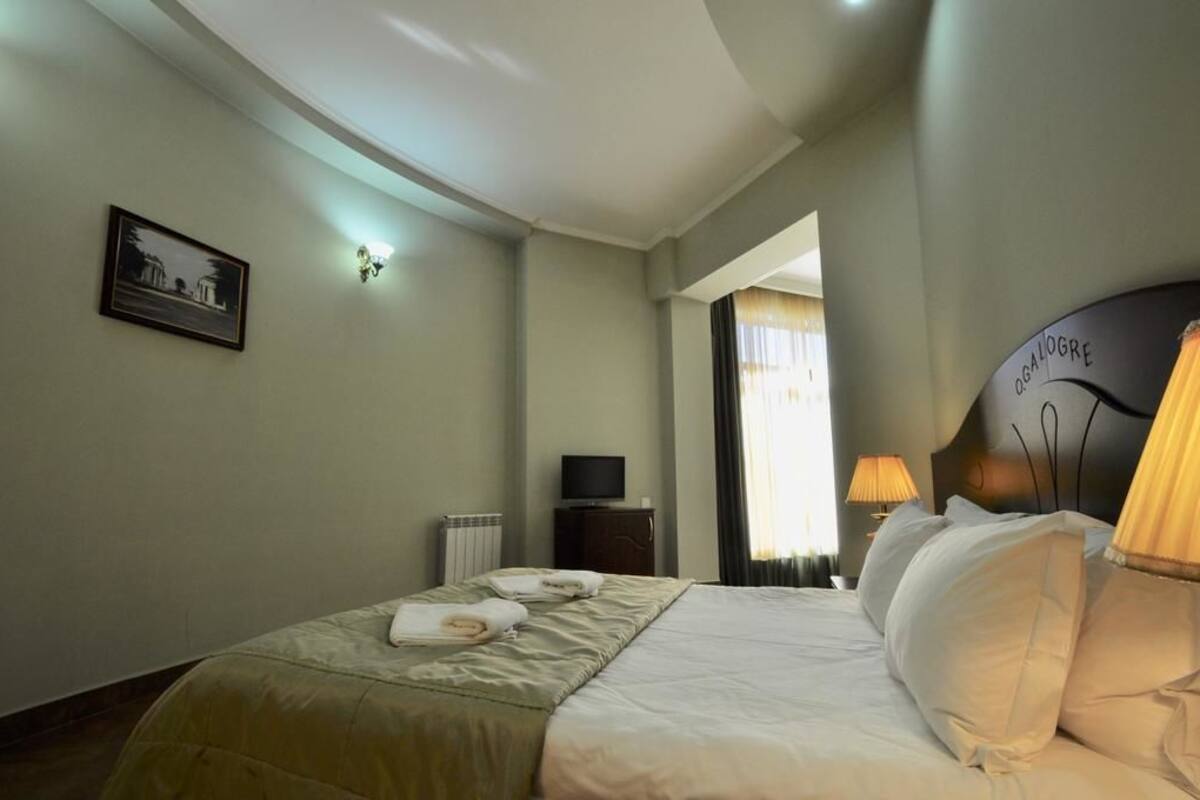 Suite Clássica, 1 cama queen-size | Minibar, cofre no quarto, secretária, cortinas/cortinados opacos 