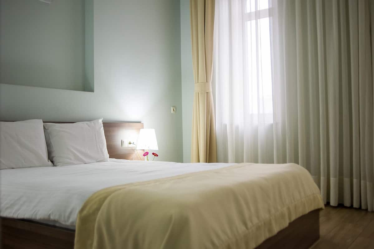 Quarto Duplo Standard | Minibar, cofre no quarto, secretária, cortinas/cortinados opacos 
