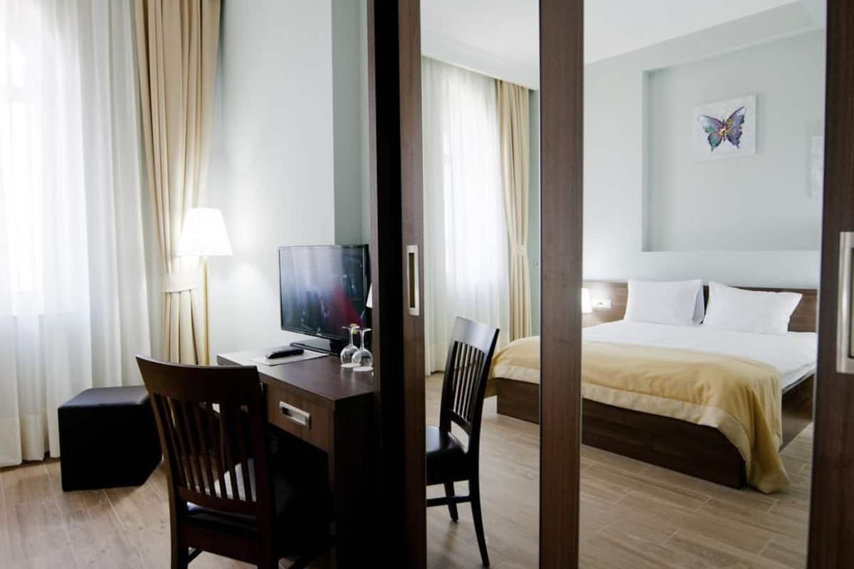 Quarto Duplo Superior | Minibar, cofre no quarto, secretária, cortinas/cortinados opacos 