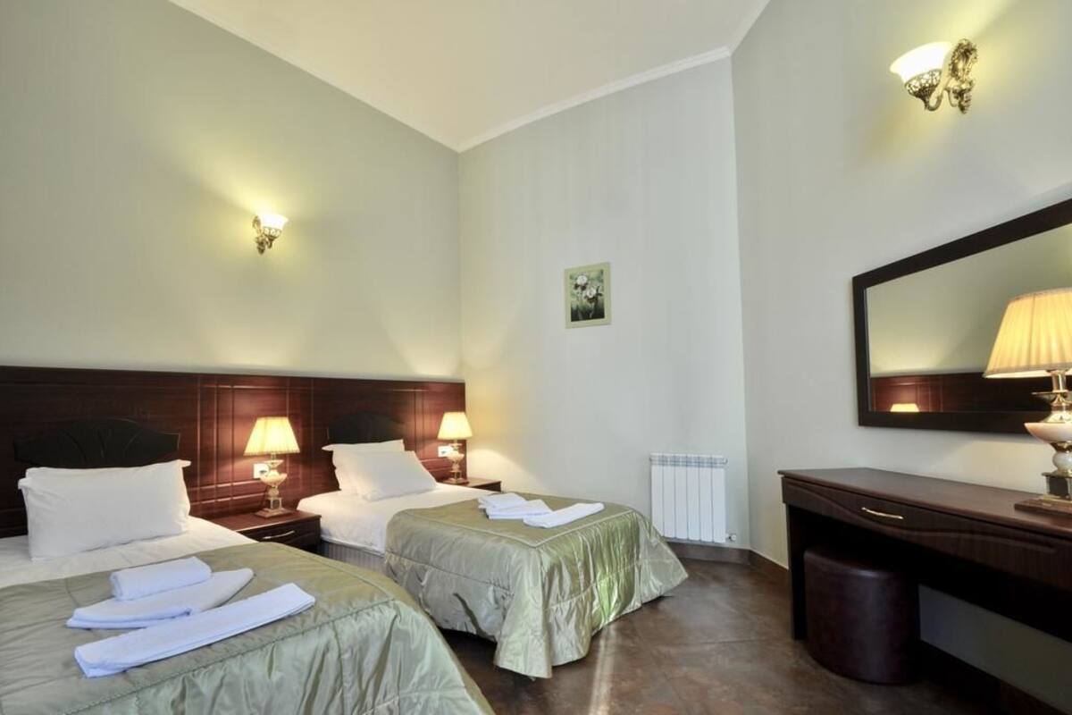 Suite Clássica, 2 camas individuais | Minibar, cofre no quarto, secretária, cortinas/cortinados opacos 