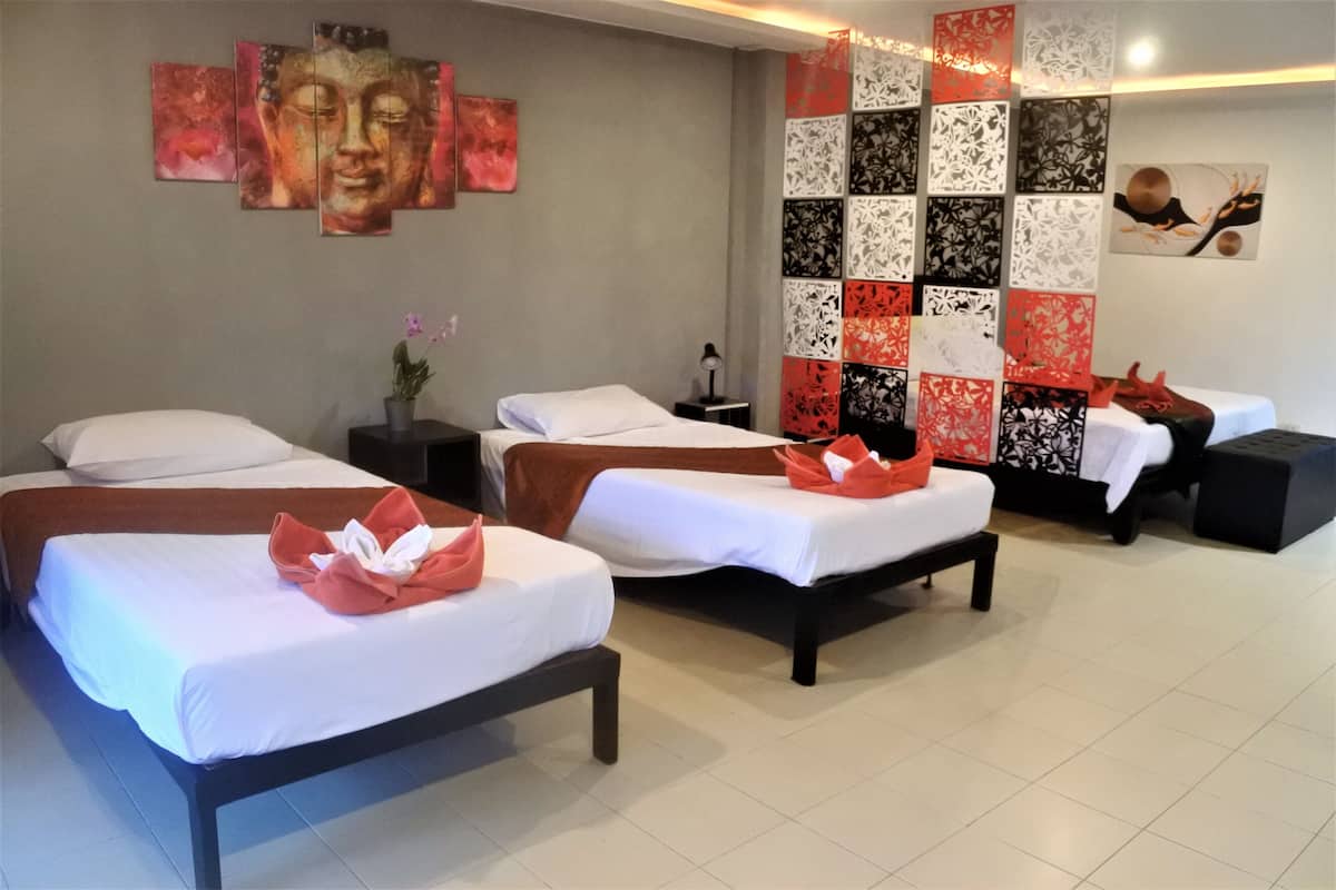 Quarto quádruplo luxo | Frigobar, cofres nos quartos, escrivaninha, cortinas blackout