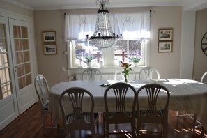 Serviço de café da manhã, almoço, jantar; vistas para o mar