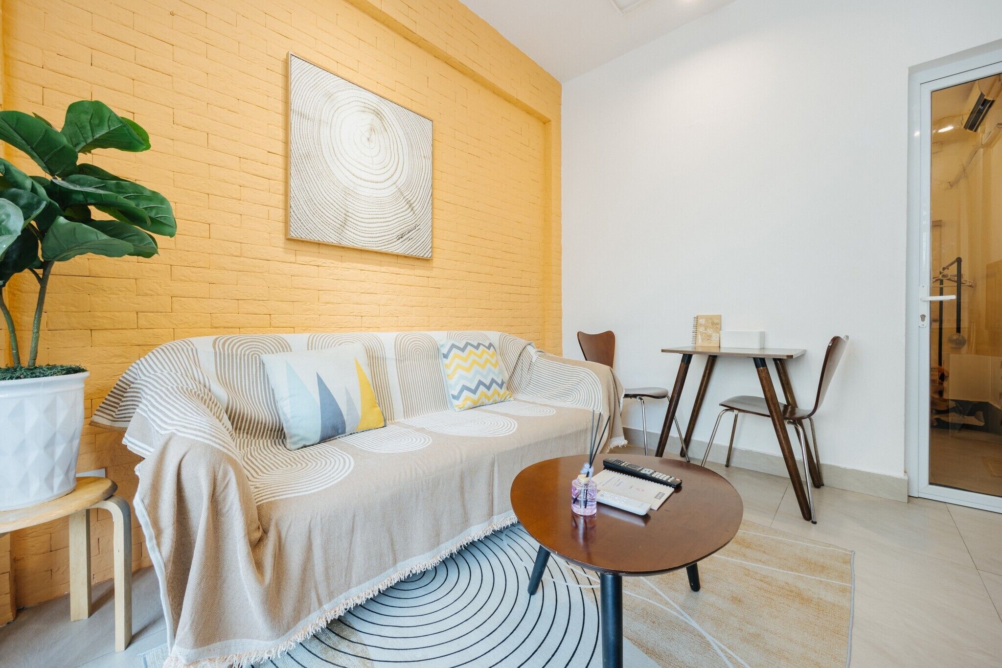 Uinque Railway View Apartment - Espacioso Y Privado - Hanoi