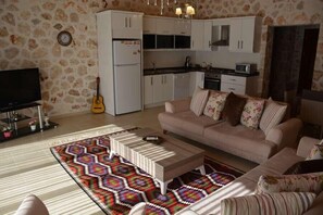 Vila, 2 quartos | Área de estar | TV de plasma